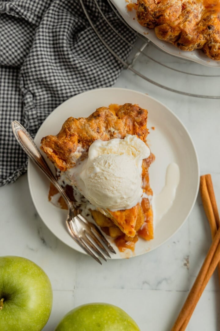 Apple Pie in a Cheddar Cheese Crust (A Wisconsin Tradition!) - Midwest Nice