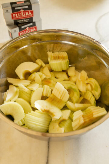 Apple Pie in a Cheddar Cheese Crust (A Wisconsin Tradition!) - Midwest Nice